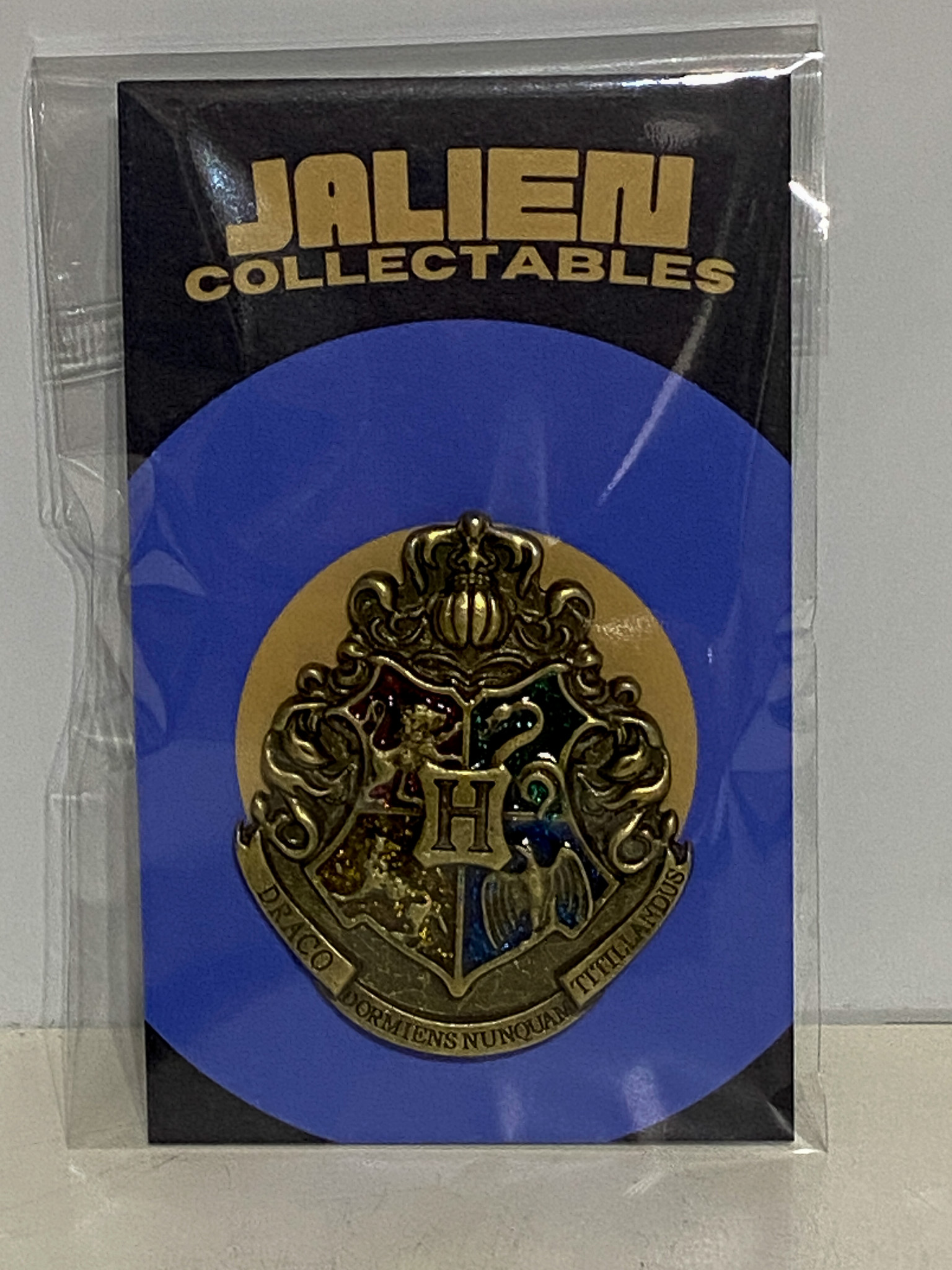 Hogwarts Crest Pin - JALien Curiosities & Collectables